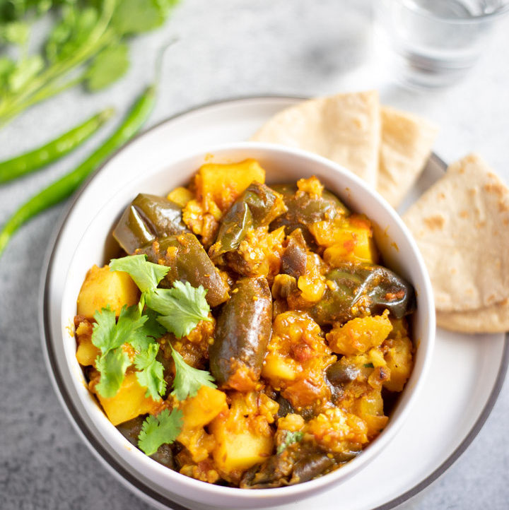 Aloo Simla Mirch (Bell Pepper & Potato Stir fry) - Piping Pot Curry