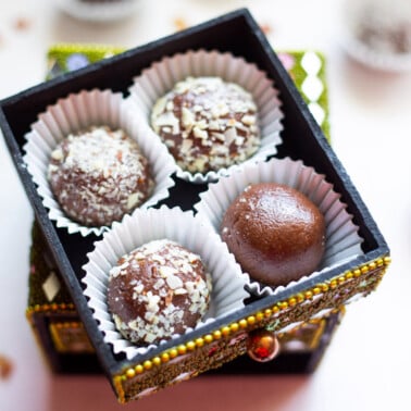 Easy Chocolate Ladoo (Chocolate Almond Truffles) - Piping Pot Curry