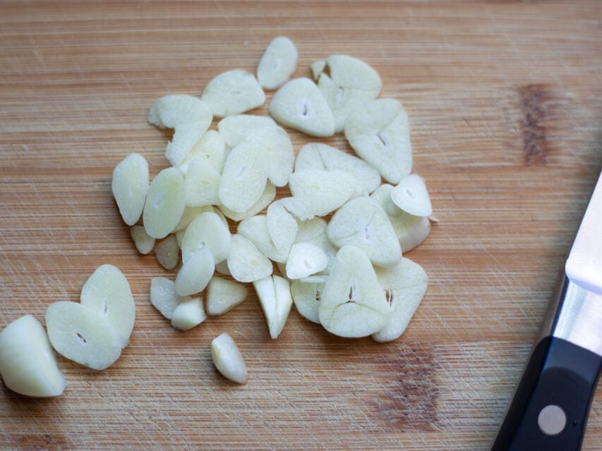 How to Peel, Cut and Mince Garlic the Right Way? - Piping Pot Curry