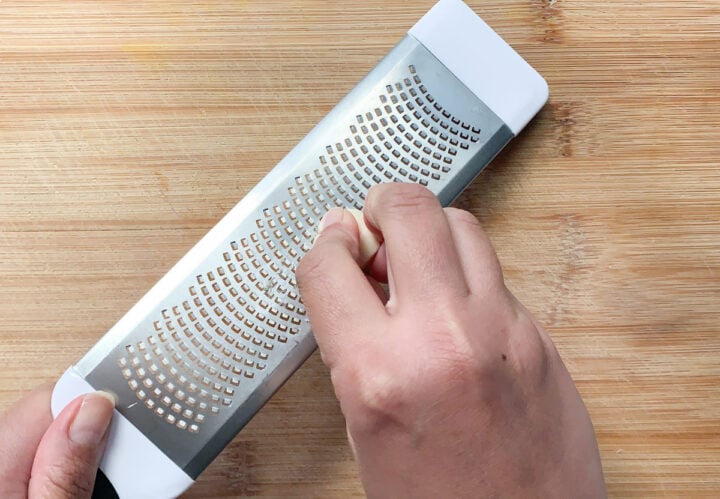 How to Peel, Cut and Mince Garlic the Right Way? - Piping Pot Curry