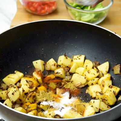 Aloo Simla Mirch (Bell Pepper & Potato Stir fry) - Piping Pot Curry
