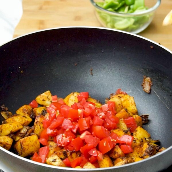 Aloo Simla Mirch (Bell Pepper & Potato Stir fry) - Piping Pot Curry