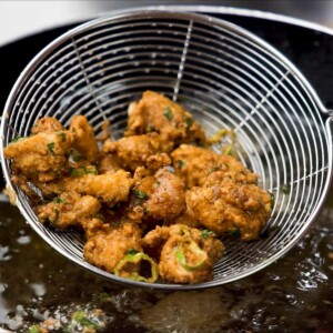 Crispy Chicken Pakora - Piping Pot Curry