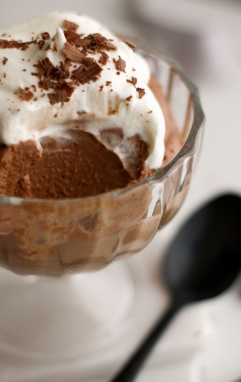 4-Ingredient Chocolate Mousse (Easy, No Eggs Recipe) - Piping Pot Curry
